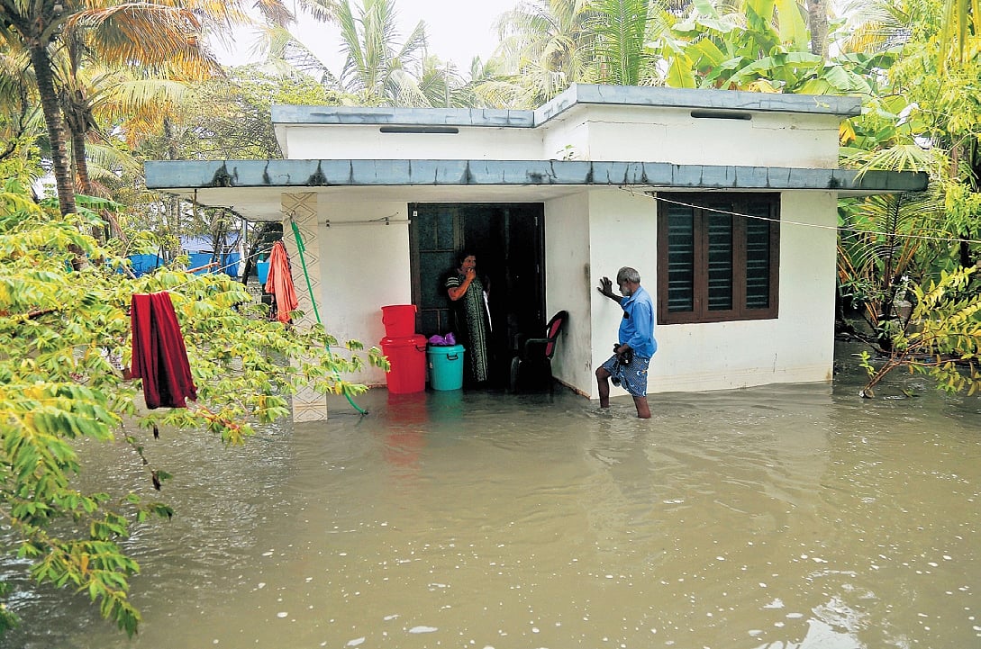 Raging sea floods houses in Kerala's Njarakkal; heavy rain wreaks ...