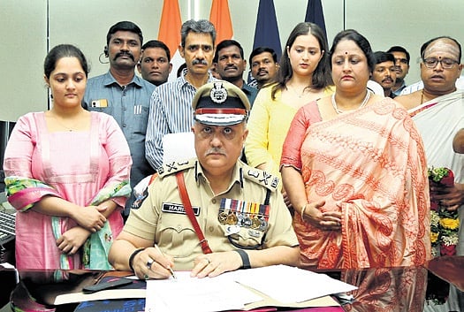 Senior IPS officer Harish Kumar Gupta takes charge as full-time DGP of ...