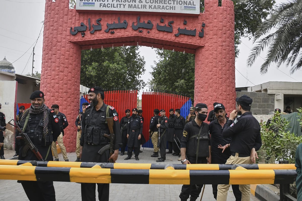Over 100 inmates escape from a Pakistan prison after an earthquake ...