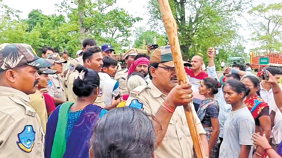 Tribals retaliate against officials demolishing huts in Telangana's Roheer forest area