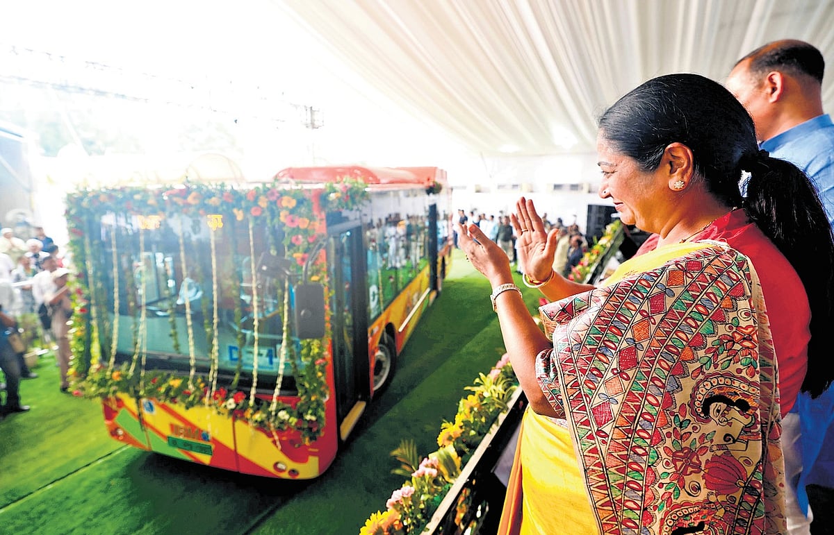 Delhi CM flags off new DEVI e-buses