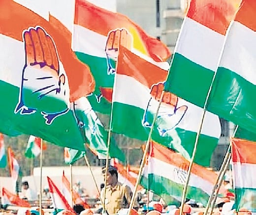 Karnataka CM, DyCM show solidarity, claim govt is strong