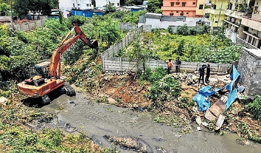 HYDRAA resumes Nallagandla Nala widening after clearing encroachments
