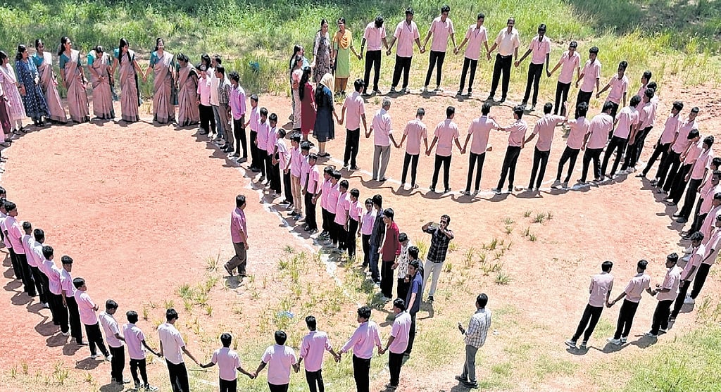 Students of Karamana GHSS build ‘wall of love’ to mark six decades of ...