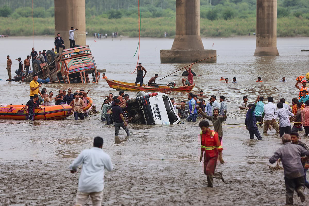 Death toll in Vadodara bridge collapse reaches 15, three still missing