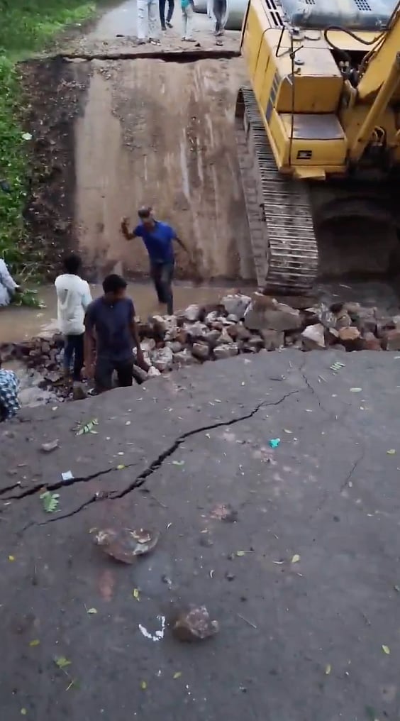 Miraculous escape for eight people as bridge slab collapses in Gujarat ...