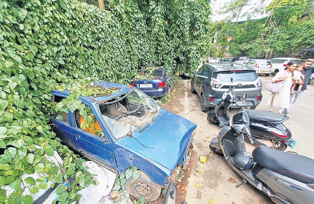 Illegal parking near Thiruvananthapuram Museum police station poses ...