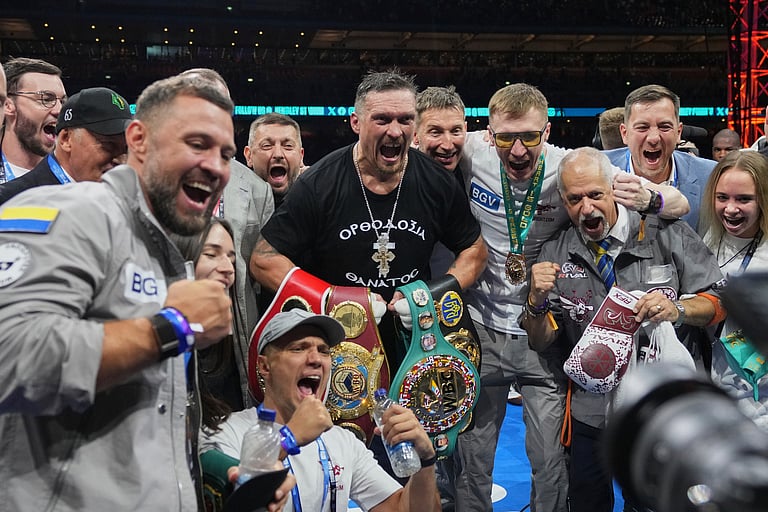 Oleksandr Usyk KOs Dubois to become undisputed world heavyweight ...