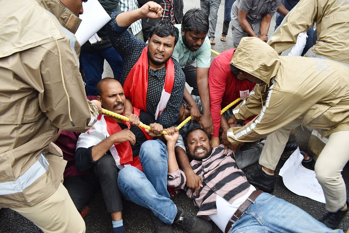 Student bodies call bandh, protest at Telangana Secretariat over poor ...