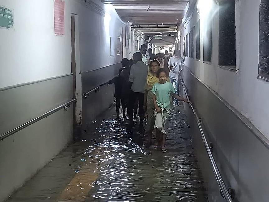 Delhi rains flood Safdarjung Hospital; patients wade through knee-deep ...