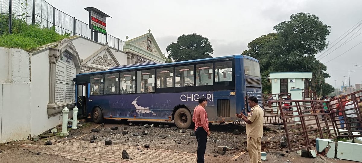 BRTS bus crashes into college compound in Karnataka's Dharwad; no ...