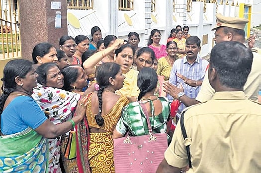 Midday meal workers protest at Minister Konda Surekha’s residence