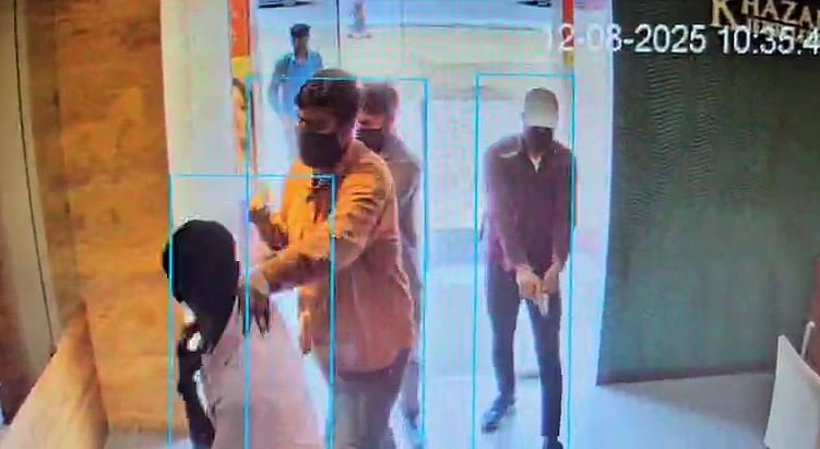 Armed robbers target jewellers, shoot store staffer in Hyderabad