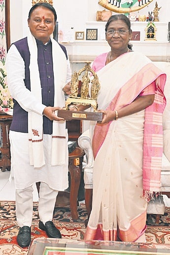 CM Mohan Charan Majhi meets President Droupadi Murmu, discusses state ...