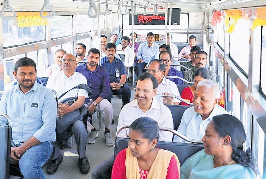 Sajjanar bids adieu to TGSRTC with bus ride as MD