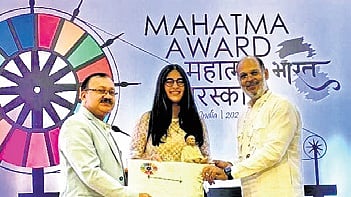 Mahatma Award for Raisah and Raemana