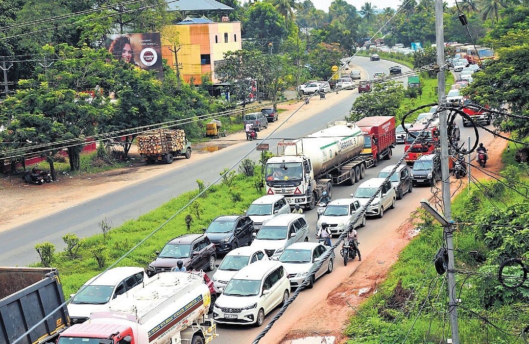 Traffic snarl-ups persist at Muringoor on NH 544