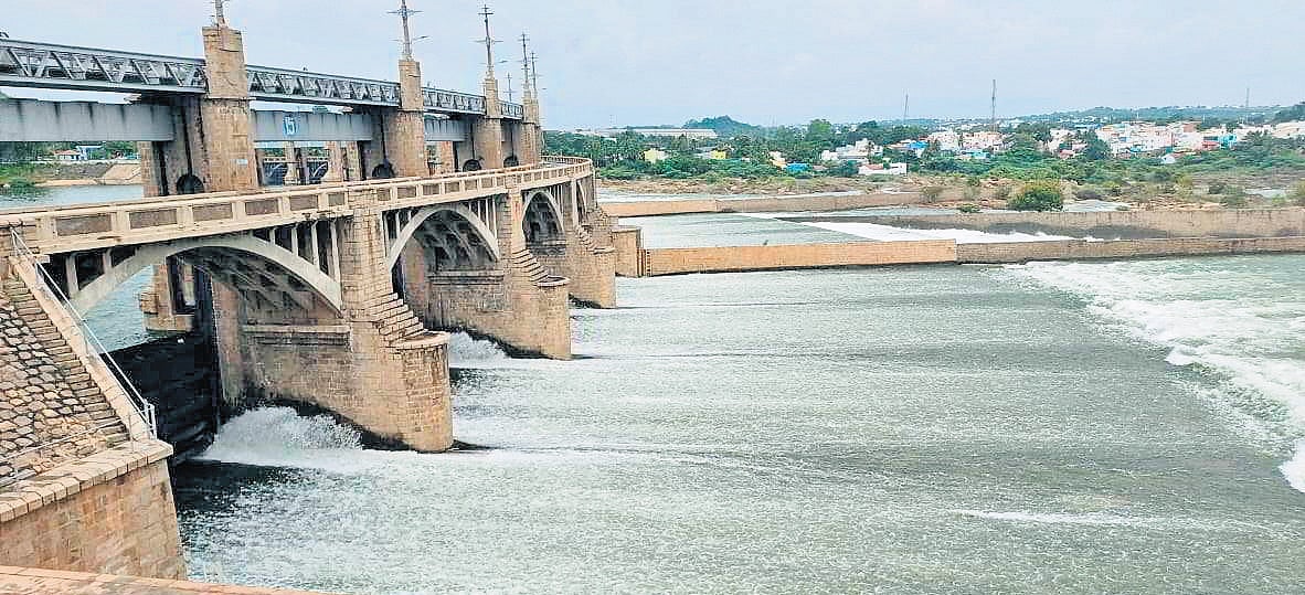 One lakh cusecs released from Lower Anaicut into sea