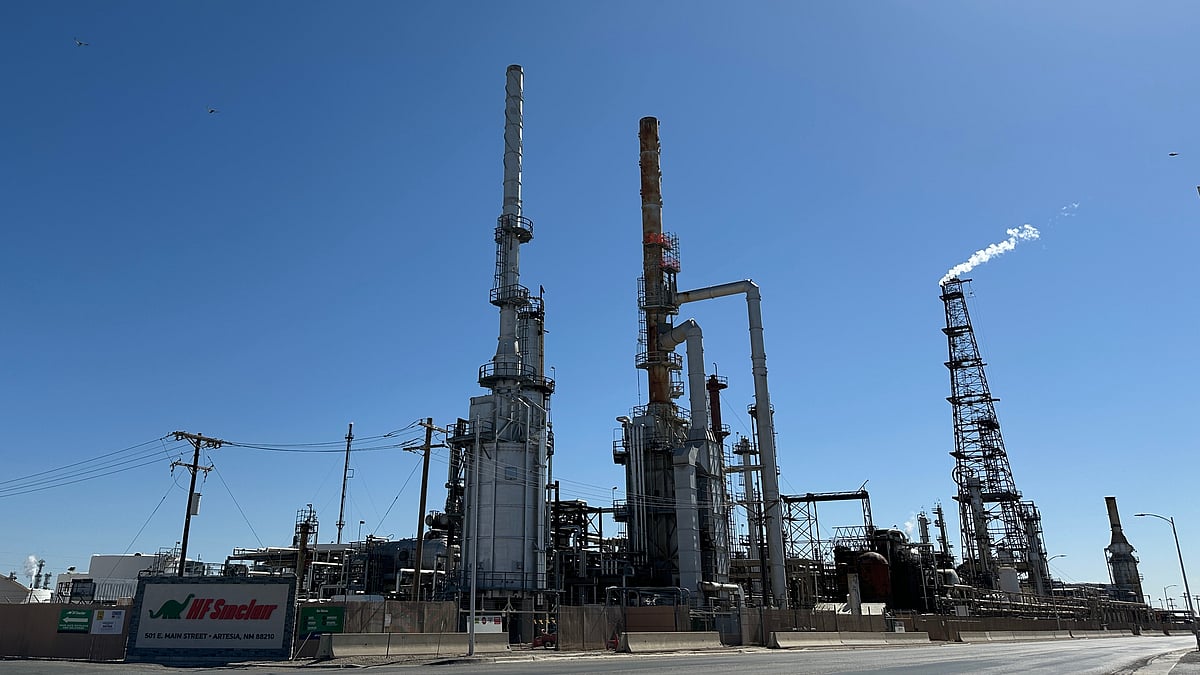 Explosion at New Mexico oil refinery sends thick smoke across Artesia