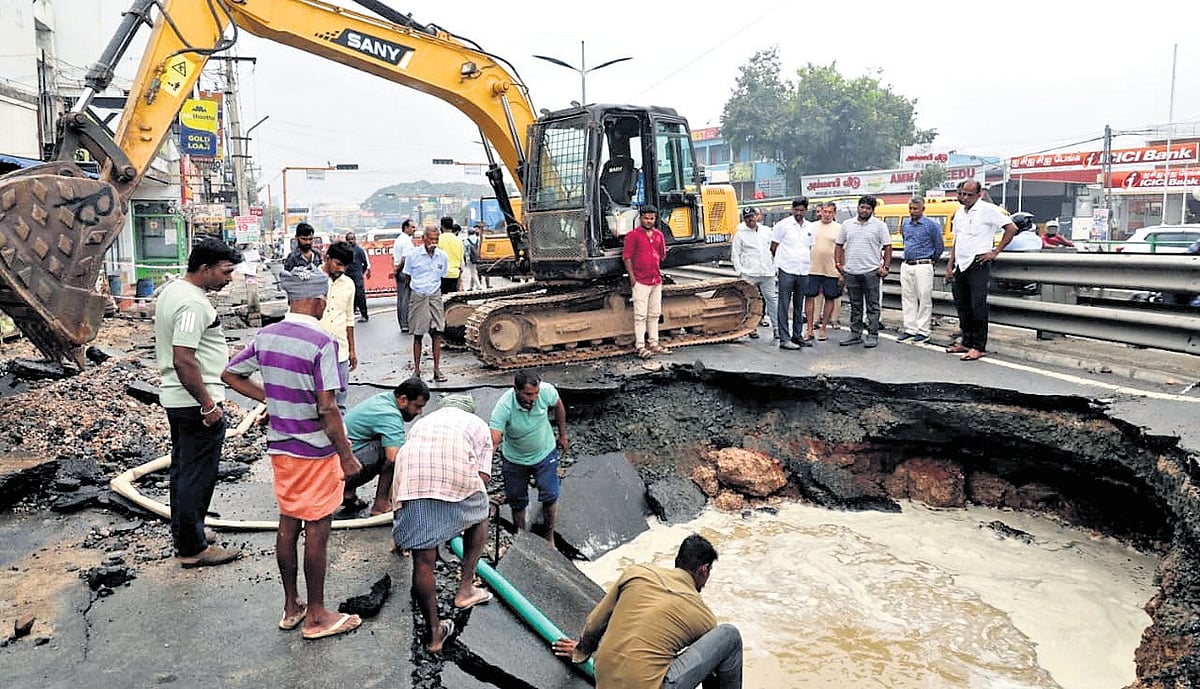 Road caves in, creates massive crater in Kovai