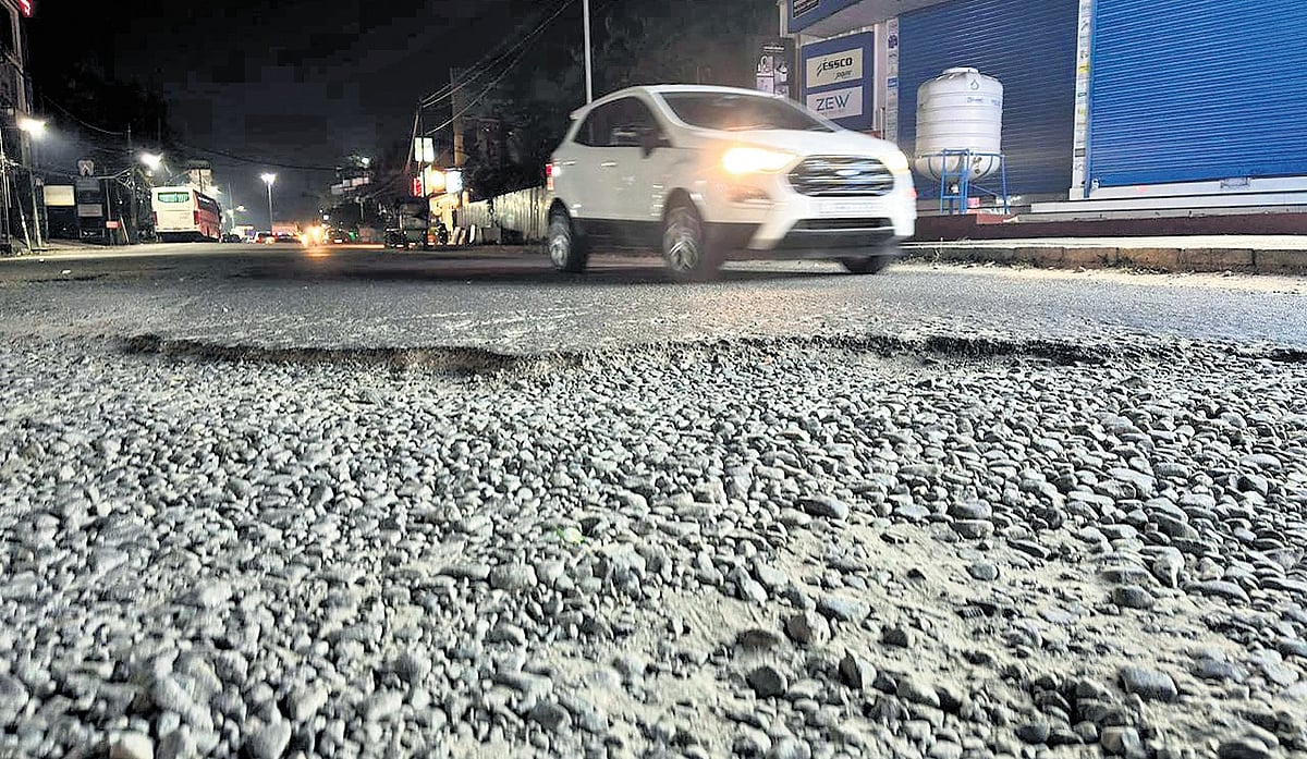 ‘500-sq-ft’ pothole holds up rush hour traffic in Kochi; accidents on ...