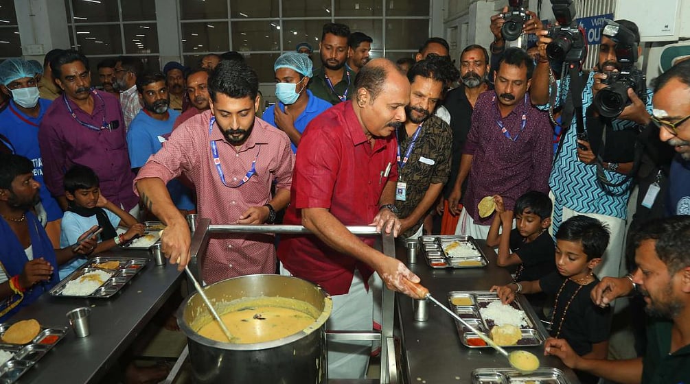 Kerala sadya served for annadanam in Sabarimala