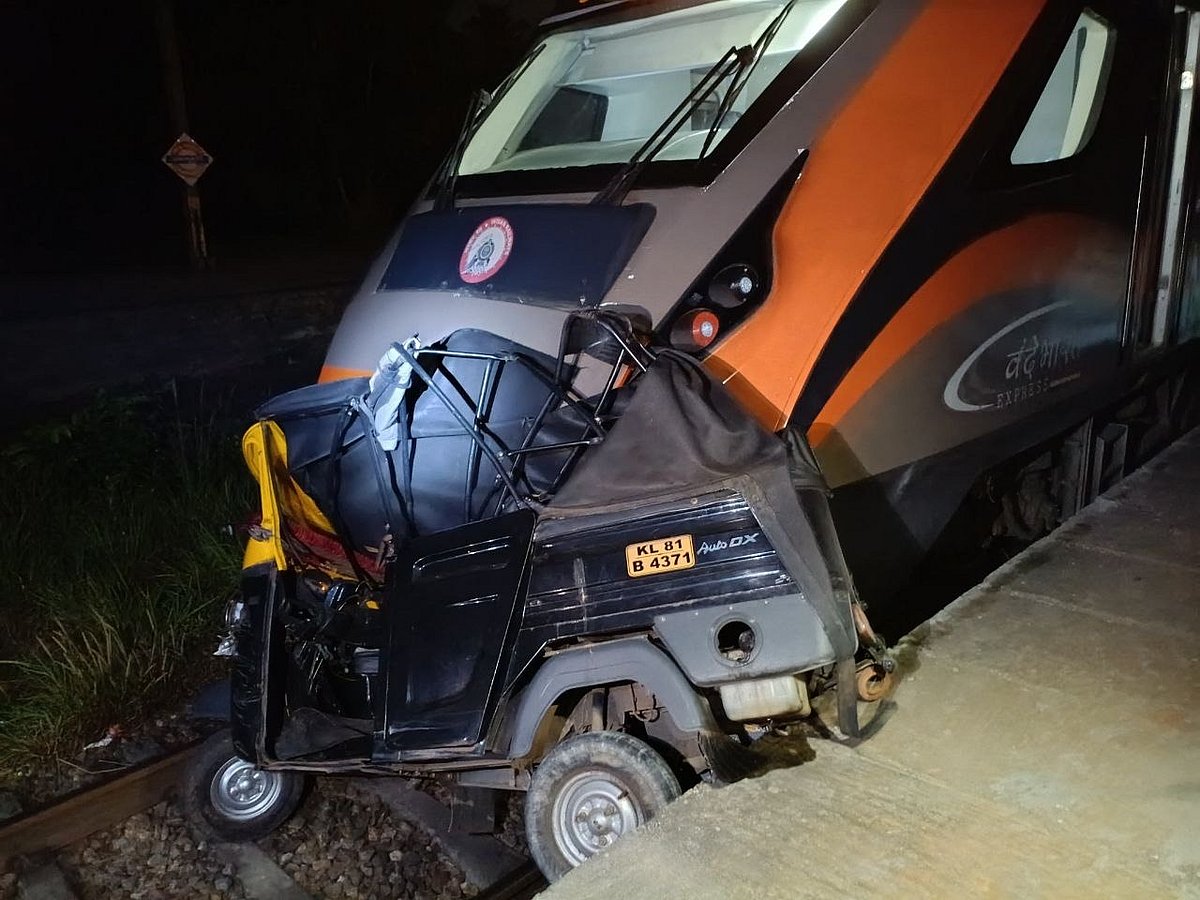 Vande Bharat hits auto near Varkala, driver hurt