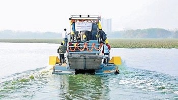 Weed removal machine undergoes trial run in Madiwala Lake