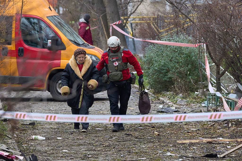 Russian barrage on Kyiv kills one, leaves hundreds of thousands without ...