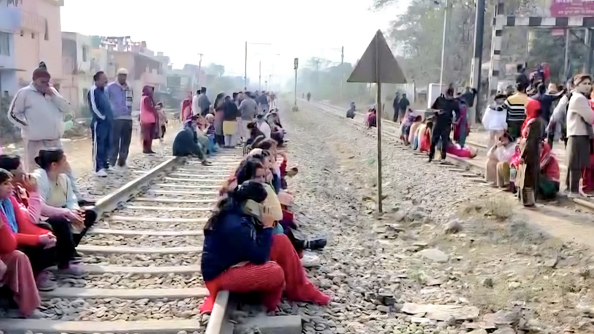 Rishikesh forest survey sparks mass rail blockade; protesters clash ...