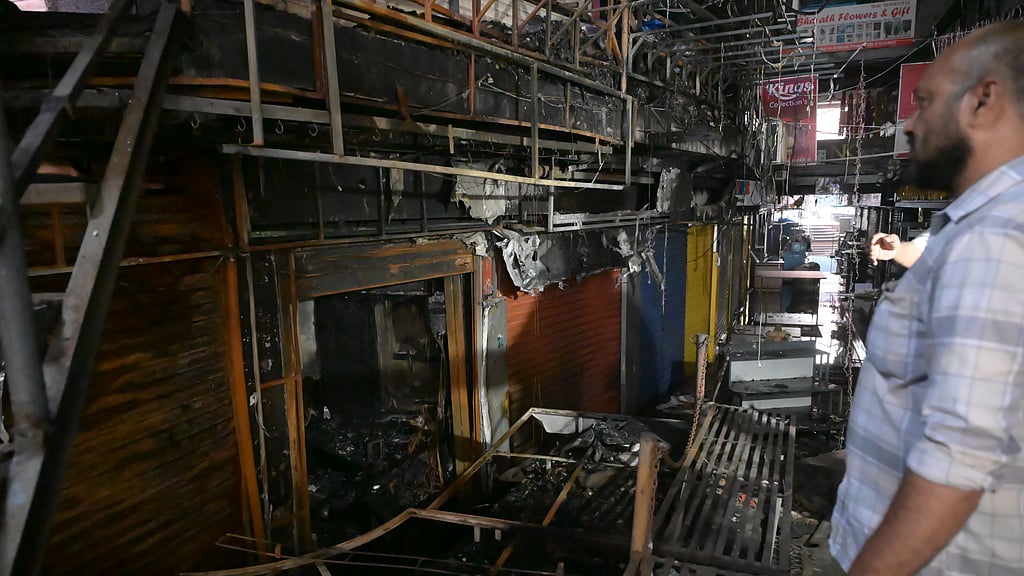 Massive fire guts several shops in Kochi market