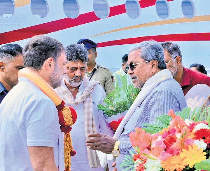 Karnataka: Rahul holds separate talks with CM, DCM at Mysuru airport