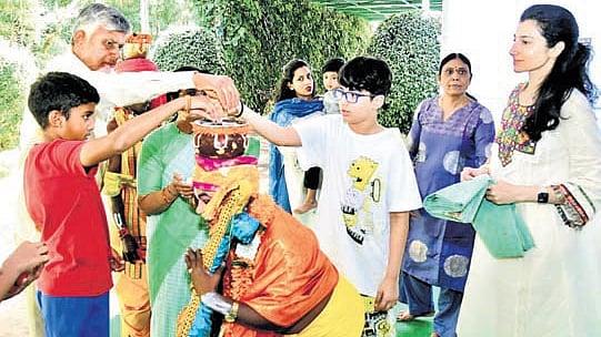 Bonfires & blessings as CM Naidu takes part in Bhogi at home