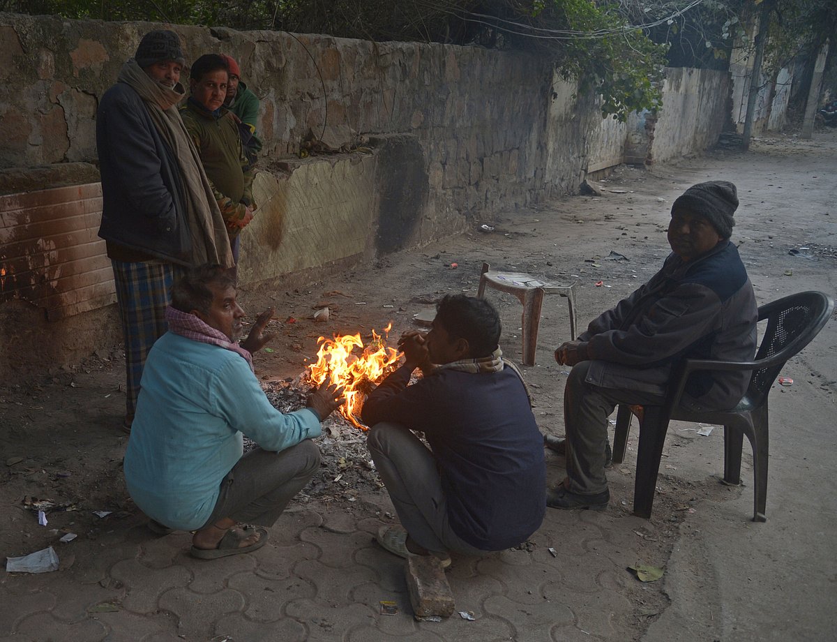 Cold conditions prevail in city; air quality very poor
