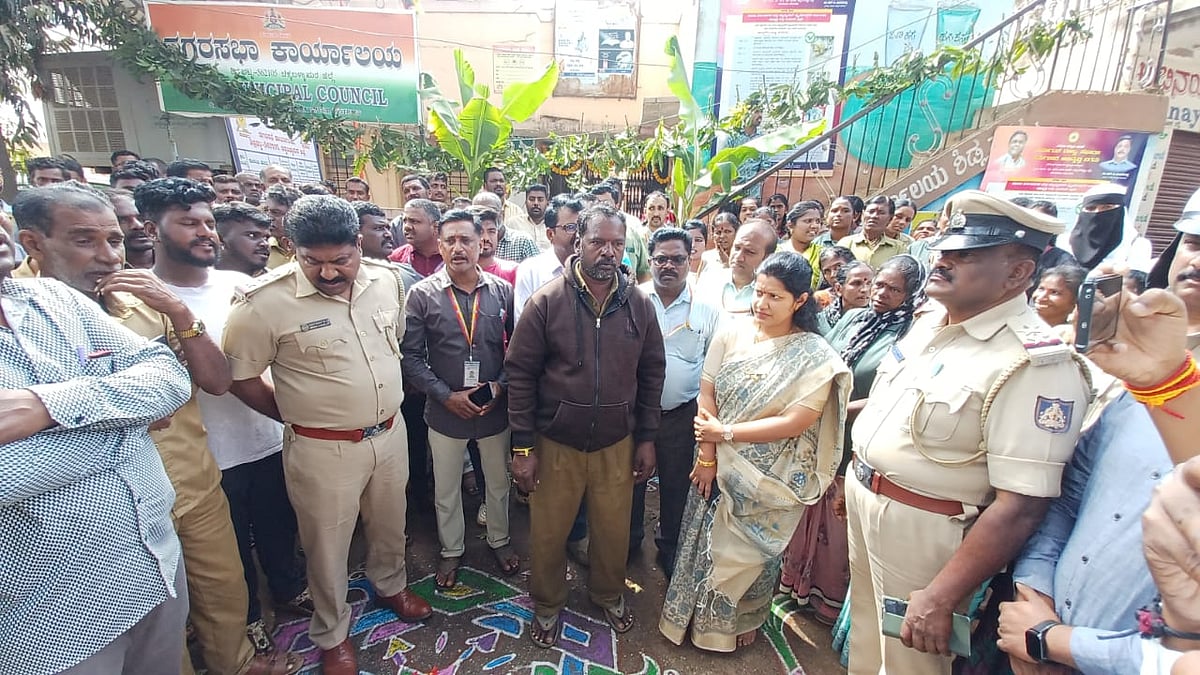Siddlaghatta CMC workers protest against Congress leader Raju Gowda for ...
