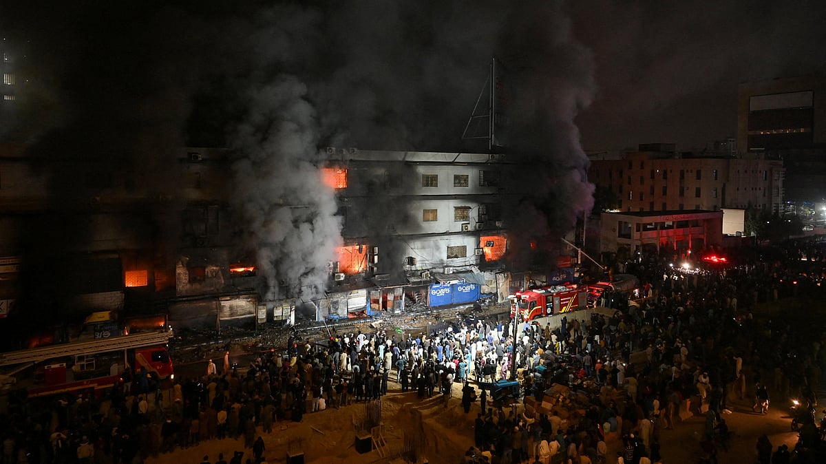 Death toll due to fire in shopping mall in Pakistan's Karachi rises to 14
