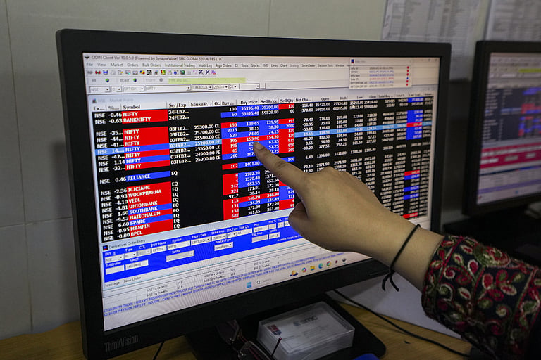Equity benchmarks close slightly higher as bank stocks counter IT selloff