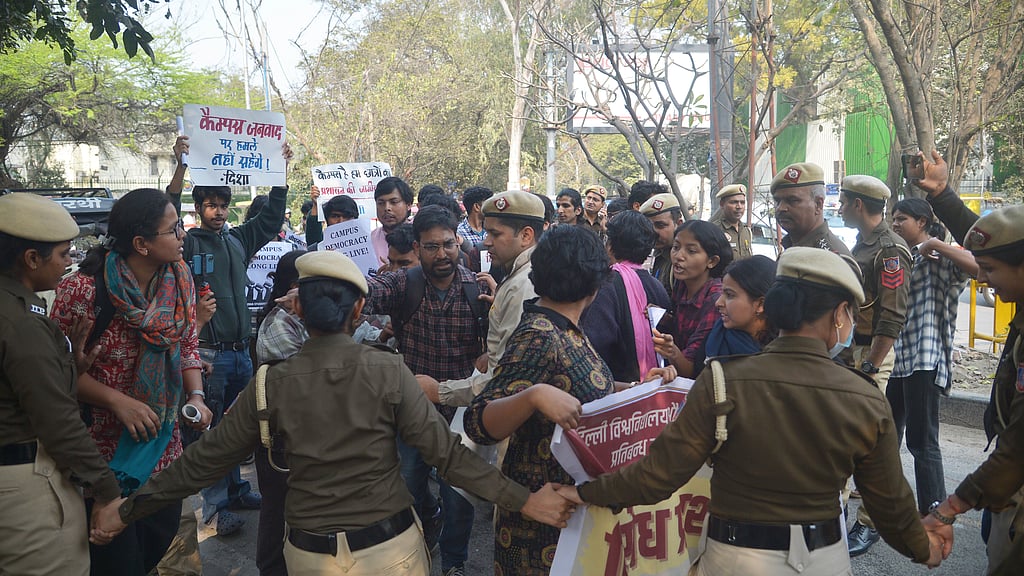 Cannot put blanket ban on protests: Delhi HC to DU, police