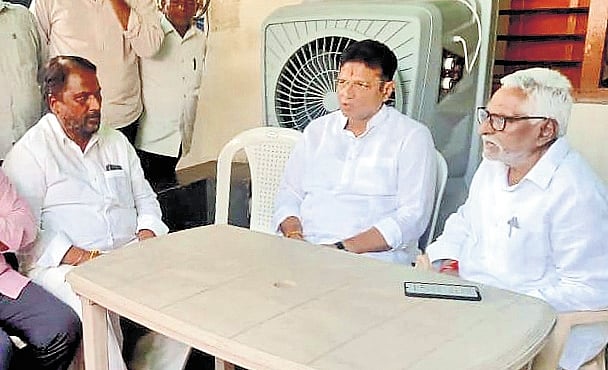 Ministers try to persuade Jeevan Reddy not to leave Congress
