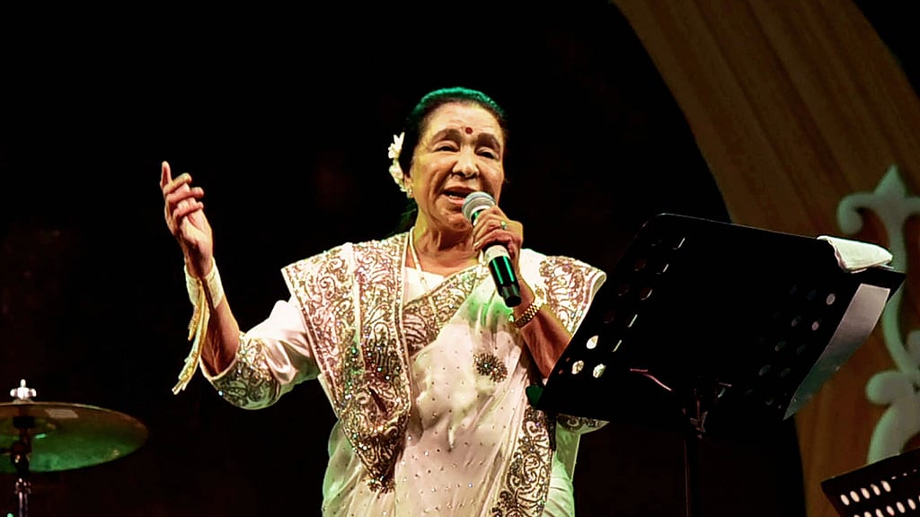Film industry mourns legendary singer Asha Bhosle's demise, pays rich ...